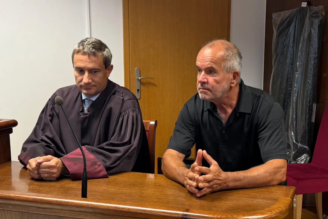 Psihiater, ki so mu vrata zaklenili z verigo, išče pravico na sodišču ...