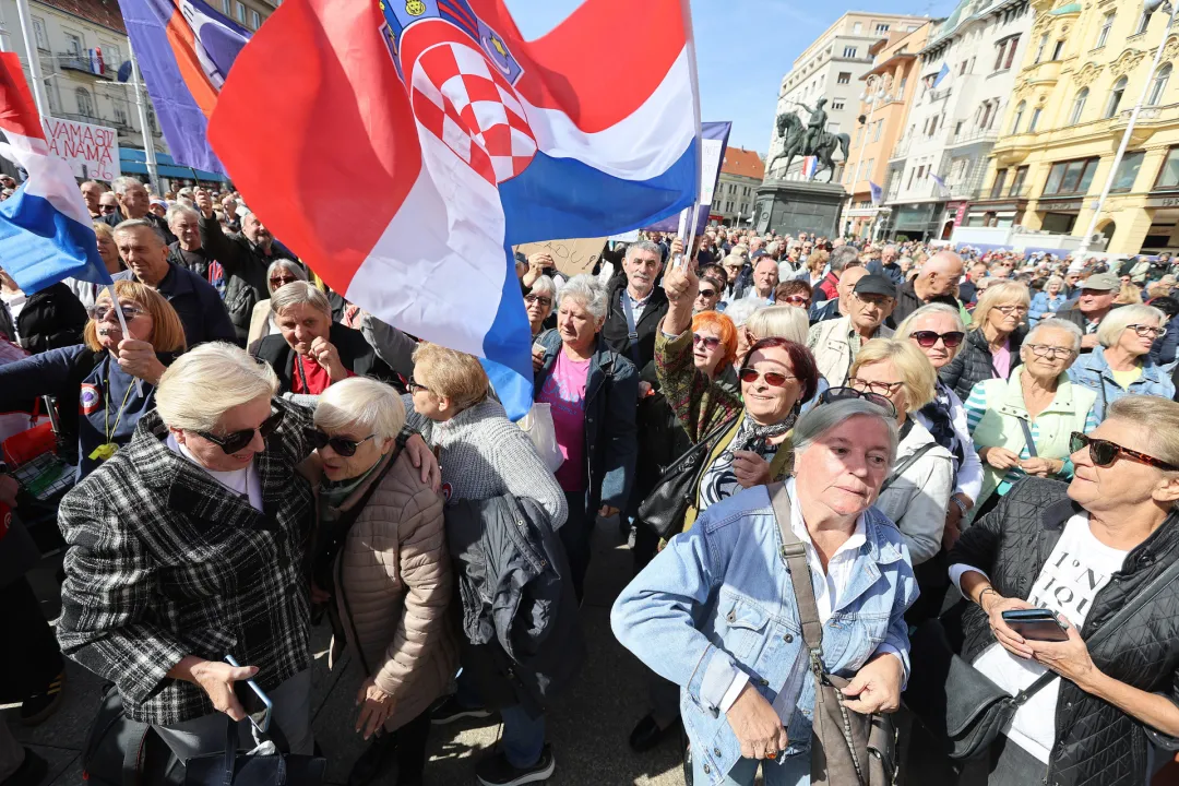 Zagreb na nogah: Zahtevajo višje plače, dostojne pokojnine in konec ...